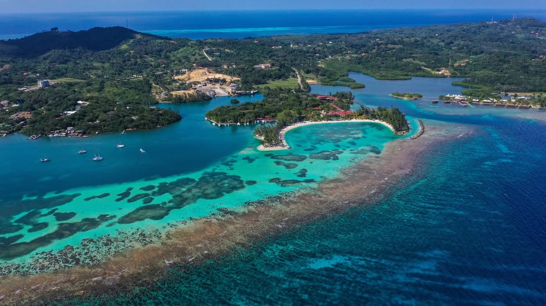 Roatán: A Caribbean Island of Reefs, Forests, and Cultural Heritage ...